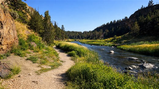 Smith Rock State Park Oregon scenic river and cliffs (4K)