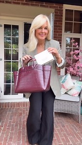 Joanna (Fashion, Beauty & Lifestyle) on Instagram: "AD| Let’s get ready for a lunch date with the @lauragellerbeauty The Baked Starter Kit - Tuscan Dreams ✨ This kit has everything you need to get ready in the morning. It’s perfect for travel or getting ready on the go.. The kit includes the Baked Balance-n-Brighten Color Correcting Foundation, The Best of the Best Tuscan Dreams Palette and the Retractable Angled Kabuki Brush. If you want to simplify your makeup routine, this is for you! There i