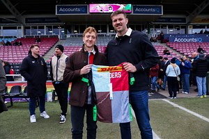 Safe to say Tyler Childers loved his Quins shirt 😍 From performing at the O2 to visiting us at The Stoop, you’re always welcome in London 🤝 #COYQ | Harlequins Rugby Union