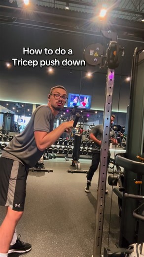 Tricep Pushdown – Tips for Sculpted Triceps! 💪🔥 In this video, discover how to perform a Tricep Pushdown with a cable machine and explore different grips to effectively target your triceps. 🔸 Straight Bar or EZ Bar: Perfect for developing the entire triceps, with an emphasis on the long head and improved overall strength. 🔸 Rope: Offers a greater range of motion and maximum contraction at the end of the movement, ideal for definition and the lateral head. 🔸 Single-Handed Handle: Excellent f
