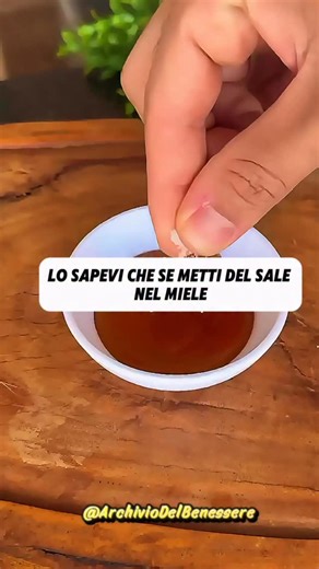 🍯 “Il Rimedio del Respiro – Miele, Sale e Limone per Tosse e Gola in 1 Solo Giorno” 🌿 Ingredienti per 3–4 dosi: • 🍯 2 cucchiai di miele naturale (meglio se biologico) • 🧂 1 pizzico di sale marino fino • 🍋 Succo di 1 limone fresco ⸻ Preparazione: 1. Versa il miele in un piccolo contenitore di vetro. 2. Aggiungi il sale e il succo di limone. 3. Mescola bene finché il composto non diventa uniforme e leggermente fluido. ⸻ Come si assume: • Prendi 1 cucchiaino al mattino a digiuno. • Prendi 1 cu