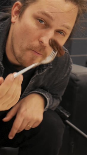 Milí přátelé a kamarádi Hodně Rychlých Recenzí, další rok nám zase dává sbohem a je ideální čas se na chvíli zastavit u Silvestrovské edice 2025. I tentokrát vás čeká malé ohlédnutí ze střižny a nejen to. Kromě těchto vytříbených momentů jsme se letos pustili i do jedné lehce neobvyklé recenze, kterou napsal sám život. Nebo divnej scénárista z Kytary.cz? HRSpeciál 2025 sledujte na našem YouTube 🥳 #kytarycz