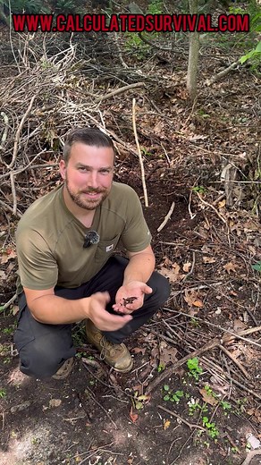 How to find worms faster!! #fishing #survival #survivaltips #survivalskills