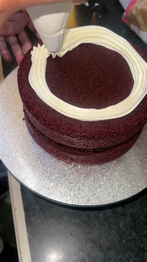 Layering red velvet cake 🎂❤️🤍✨#fyp #redvelvet #viral #cakedecorating #baker