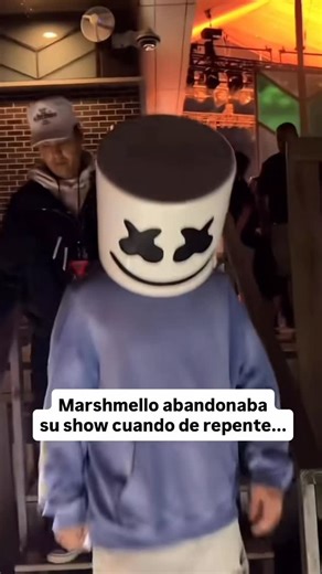 Electronic Music is love on Instagram: "Cuando Marshmello estaba terminando su show y se disponía a abandonar el escenario, un niño subido a una valla logró llamar su atención. El artista se detuvo al instante y se acercó para decirle que lo había visto entre el público gracias a su casco iluminado de Marshmello. El niño, sorprendido, confirmó que era él. Lo que siguió fue uno de esos gestos que lo dicen todo: una sonrisa, una foto juntos y un recuerdo que el niño llevará consigo para siempre. U