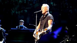 "Local Hero" Canción de apertura y estreno del último concierto de la primera parte de la gira 2023 por EEUU que se ha celebrado esta noche en el Prudential Center de Newark en New Jersey Video gracias a TheAussiemusicman https://www.youtube.com/watch?v=DLxIISS3Hr0 | Springsteen & Rock Music