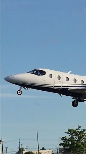 Hawker 400A decolando de Paranaguá rumo a Curitiba