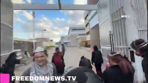 need folks to watch and understand how and why 10x cops are able to control a crowd of literal hundreds of protestors like this