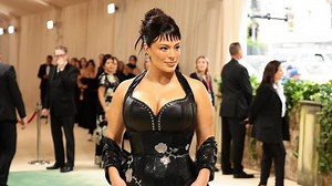 Tak Selalu Langsing, 3 Model Plus Size Tampil Memukau di Runway Victoria’s Secret Fashion Show 2024