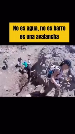 Geotecnia Fácil | Cursos especializados en Geotecnia on Instagram: "¡Si ves esto, corre! Un “debris flow” puede arrasar un valle en cuestión de segundos. ❌ Alta densidad. ❌ Alta velocidad. ❌ Cero margen de reacción. No es solo agua bajando con sedimentos. Es una mezcla caótica de bloques, gravas, finos y agua que se comporta más como un flujo viscoso que como una riada convencional. Y ahí está el primer error. Si lo llamas “riada”, ya vas tarde. Porque las medidas, los cálculos y las soluciones 