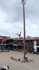 Conocido como la Suiza Mexicana, Mazamitla se ubica en la Sierra del Tigre a más de 2,200 msnm. Su clima fresco rodeado de bosques lo convierte en un destino ideal para quienes buscan naturaleza y aventura. Es famoso por la Cascada El Salto, sus cabañas en medio del bosque y actividades como senderismo, cabalgatas y tirolesas. | Visión Nocturna