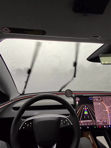 37K views · 316 reactions | 南加州難得下起大雨，道路積水濕滑，此時讓 #特斯拉 的 #自動駕駛 接手，我反而感覺更爲安心電腦幾乎不會出錯，且車子周邊攝影鏡頭環繞無死角，FSD真是好發明。 | 加州樂誌 Cali Navi | Facebook