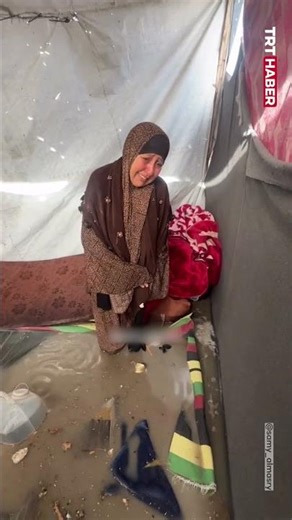 Gazzeliler su basan çadırlarında hayata tutunmaya çalışıyor...