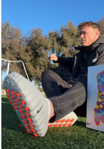 Nothing about this felt normal the first time I saw them at the Nike Tiempo event, and now I get why they sold out in minutes. The new Nike Mind 001 Mule isn’t just comfy pre game footwear. It’s built on science, not style. Nike’s Mind platform activates key sensory receptors under your feet using 22 anatomically mapped nodes designed by the Mind Science Department , the same team pushing the boundaries of how the brain and body connect. Stepping into these feels different because they’re made t