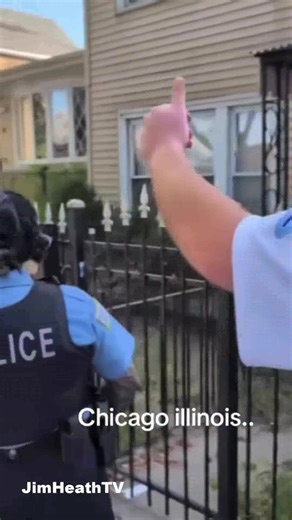 🚨 TEAR GAS CHAOS IN CHICAGO 🚨 New video shows Chicago police officers caught in tear gas after ICE agents deployed chemical agents during a protest outside a federal facility. The scene—captured on October 4—shows officers rubbing their eyes and stumbling in visible pain as demonstrators shout “Wake up!” and “Arrest ICE.” Chicago has become a flashpoint in the administration’s crackdown on immigration, with federal agents increasingly using tear gas, pepper balls, and force against protesters.