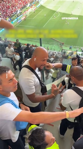 Felipe Melo came face to face with Corinthians fans at the end of the Supercopa; it’s worth remembering that Melo played for Flamengo and Palmeiras. | The Cracks