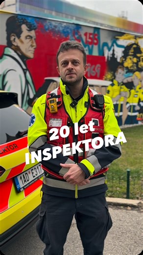 🚨 Inspektoři pražské záchranky oslavili 20 let Už dvě dekády jsou tito zkušení záchranáři a záchranářky nedílnou součástí provozu záchranné služby v Praze. Jsou vždy tam, kde je potřeba mít přehled, klid a odpovědnost. 🎯 🔹 Velí zdravotnické složce při mimořádných událostech 🤝 🔹 Podporují posádky v náročných, krizových a konfliktních situacích ⚠️ 🔹 Dohlížejí na kvalitu a bezpečnost poskytované péče 👌 🔹 Kontrolují vybavení, techniku i dodržování postupů ✅ Jejich role se za 20 let ukázala j