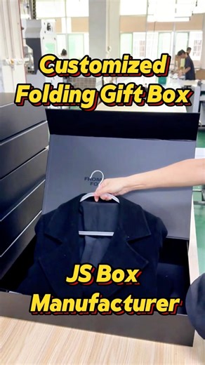 Redefining Luxury,Unboxed.The Bespoke Flat-Fold Brand Experience Engineered for UK Leading Fashion Excellence JS Box Manufacturer Personalized Oversized Premium Matt Black Gift Box with Smart Flat Foldable Design *The Unboxing,Elevated:Transform first touch into brand devotion.*The Efficiency,Engineered:Slash 90% on Storage & Shipping.*The Aesthetic,Defined:Oversized,magnetic,and finished in minimalist Matt black *Customer Loyalty,Built: Sustainable packaging solutions with highlighted UV printi