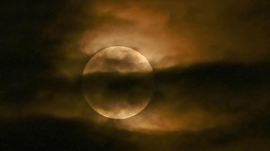 Lunar Eclipse 2023 Highlights| Watch as Earth pushes the moon into darkness