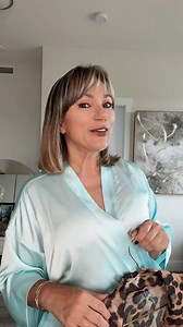 La protagonista de mi atuendo de hoy es una camisa en Animal Print 🐆 que combiné con un pantalón negro, un clásico infalible. Me encanta lo versátil que es: dependiendo de nuestro estilo, podemos llevarla tanto con colores neutros como con colores vibrantes. Yo decidí entallarla para marcar mi figura, porque no me gusta que me queden demasiado sueltas las prendas. Como soy cuerpo triángulo invertido, me gusta equilibrar la silueta marcando el torso y la cintura. Y, como siempre, les muestro dos