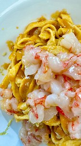 125K views · 2K reactions | Fettuccine al limone e gamberi rossi 戀襤 Una vera bomba di primo piatto da provare! Salva la Ricetta e spaccala di Like. . Ingredienti x4  4 uova 400gr di farina 2 limoni Sale qb Olio evo qb 2 coste di Sedano 2 carote 2 cipolle Ghiaccio qb Vino bianco qb . | Chef Federico Fusca | Facebook