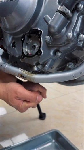 ‎گروه پژمان موتور‎ on Instagram‎: "⁨ تعویض روغن موتور CRFL . . . آدرس گروه پژمان موتور 📍 اصفهان . خیابان وحید . خیابان خاقانی . بین کوچه ۳۶ و ۳۸ شماره تماس 📞 ۰۹۱۳۱۰۰۶۲۷۵ گروه پژمان موتور با تکیه بر سال ها تجربه تخصصی و کوشش در حوزه کارشناسی ، تیونینگ ، تعمیرات موتور سیکلت های روز دنیا آماده ارائه خدمات حرفه ای و مطمئین به شما عزیزان است🙏🏽🫡 . . . #موتورسیکلت #oil #تعمیرات #youtube⁩"‎