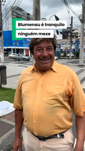 Ao passar pelos produtos do seu, uma cena chama a atenção, e diz muito sobre Blumenau. O seu José por muitas vezes deixa os produtos expostos, o vendedor da sinaleira se afasta para almoçar, e tudo continua ali, no mesmo lugar. Sem preocupação, sem tensão, sem alguém “aproveitando a chance”. Não é descuido. É confiança. É a tranquilidade de quem vive em uma cidade onde, na maioria das vezes, ninguém mexe no que não é seu. Em tempos em que grades, cadeados e desconfiança viraram regra em muitas c