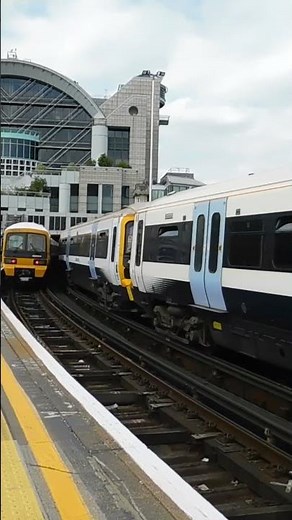 Southeastern Class 465 departing Charing Cross