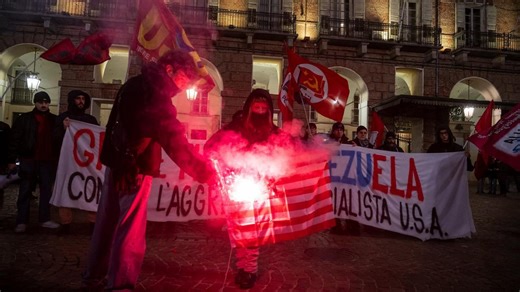 "Liberate Maduro": in piazza a Torino bruciata la bandiera degli Stati Uniti