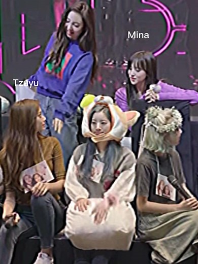 ミチュの長めの見つめ合いをしばらくご覧下さい👀#twice #mina #tzuyu #mitzu #fyp