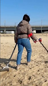 Two Coins, One Dig 🤑 #metaldetecting #treasurehunt #metaldetector #beachhunt #minelab #beachfinds