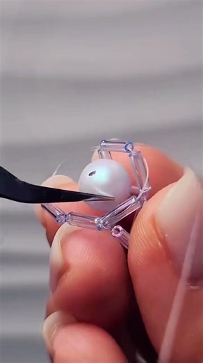 10秒教会你，DIY「冰羽珍珠方格」耳坠 通透冰蓝光色树脂方格包裹温润珍珠，以银色金属耳钩衔接，轻盈而有结构感；冷色调与柔和光泽相映成趣，适合搭配白衬衫、针织或浅色连衣裙，营造清爽、优雅的日常气质。