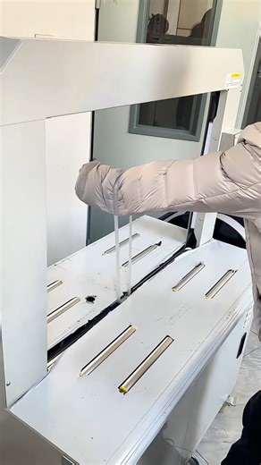 Fully automatic strapping and packing machine,can strap boxes of all sizes. #FullyAutomaticPackagin