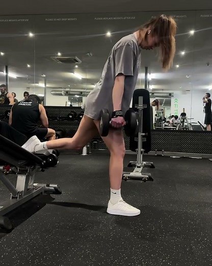 Training for bikinis isn’t just glute bridges and kickbacks but it’s also not big lifts #glutes #fit