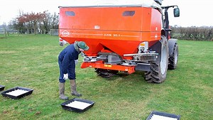 Video: How to properly set up a fertiliser spreader - Farmers Weekly