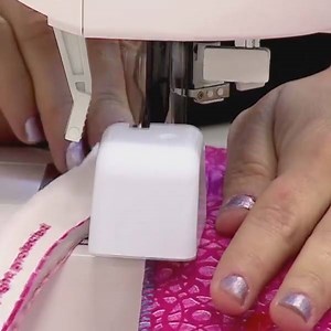 O Calcador Overlock corta e costura ao mesmo tempo dando um acabamento perfeito à suas peças! ✂ Essa sapatilha se adapta em máquinas domésticas/mecânicas de todas as marcas que possua o ponto zig-zag, como por exemplo Singer, Elgin, Brother, Janome Elna, etc. e não precisam de haste de adaptação pois é encaixado diretamente no ferro da máquina. Para adquirir, CLIQUE AQUI: goo.gl/Nl0YVV ou ligue para (11) 3888-1300 e também pelo nosso Whatsapp: (11) 99945-1442 / (11) 94267-4930 / (11) 99891-0271 