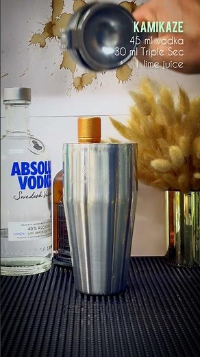 How to make a Kamikaze cocktail at home (recipe)