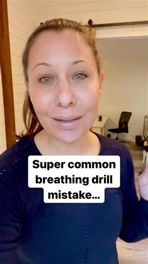 Sternums and Stacks… Should go together but far too often I see people overly flexing and dropping the sternum and using the rectus. Common things you will see: 🔷 Forward head posture or having to look down. When the sternum drops or anterior chest compresses the head gets dragged forward and we lose lordosis. Upper traps and neck will probably be over working. 🔷 Extremely Flat Mid back - If you see someone with a flat back and forward head, likely this is an attempt to try to stand up straigh
