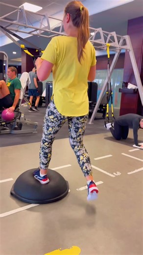 Rasa Vilkiene on Instagram: "Pritūpimas nuo BOSU atgal ir į šoną su TRX – pratimo privalumai: • Gilus stabilizatorių įjungimas BOSU nestabilus paviršius aktyvina giluminius raumenis (kulkšnių, kelių, klubų, liemens stabilizatorius). • Sėdmenų ir šlaunų darbas Judesys atgal ir į šoną stipriai įjungia sėdmenis, ypač vidurinį sėdmens raumenį (gluteus medius). • Kelio sąnario apsauga Pritūpimas atgal mažina spaudimą keliams, todėl pratimas saugesnis ir tinka reabilitacijai ar prevencijai. • Koordina