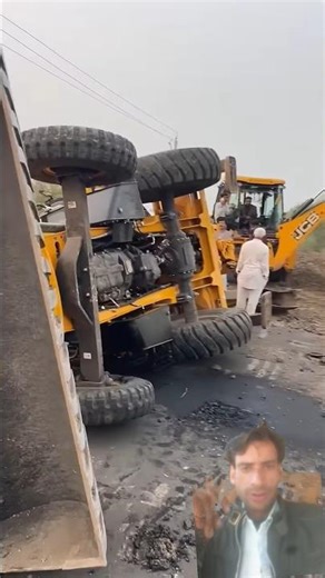 JCB palti ho gayi#sort #video #jcb ##videoFe 1e!人#JCB operator mein JCB palti road per