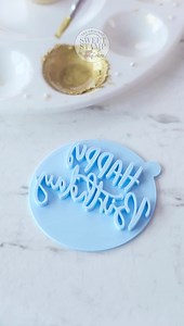 ✨Technique Tuesday✨ Everyone knows how difficult it can be to paint after embossing your stamp into fondant, and sometimes, we end up just embossing without painting 🎨 Well, we have been trying out this fun technique that makes painting embossed messaging super easy and it works so perfectly 🙌 Simply paint the embosser and stamp onto your fondant, it’s really that easy 😍 we used lustre dust & perfect pour liquid to paint 💕 Featuring our Happy Birthday Cookie & Cupcake Embosser & Hexegon Cutt