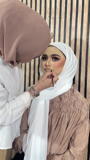 Makeup Tutorial with Mua Ekin: Learn Bold Techniques