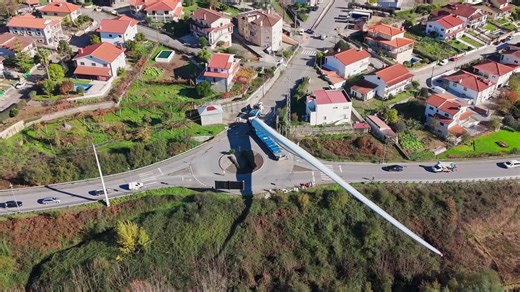 Tâmega: A pioneering hydro-wind hybrid project for Portugal Our wind turbines are now taking shape on site at the Tâmega Hydroelectric Complex, a landmark pumped-storage project led by our partner Iberdrola. Here’s what we are bringing to the project: 🌬 38 EnVentus V172-7.2 MW turbines, the first of their kind installed in the Iberian Peninsula, among the most powerful in the region, totalling 274 MW. ⚡ Around 601 GWh of annual production, enough to cover the annual electricity needs of approxi