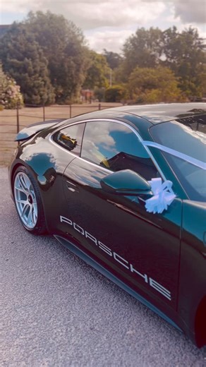 A beautiful August 2025 wedding set up, BTS 🤍 @uptonbarnandwalledgarden @florenflowers @jenisneddon @fikaeventhire @rivergardenflowers #cake #WeddingInspo #weddingcakeinspiration #britishflowers #edibleflowers #floralcake #weddingflowers #WeddingVibes #WeddingDetails #DreamWedding #WeddingGoals #SayIDo #JustEngaged #BrideToBe #WeddingSeason #WeddingStyle #LuxuryWedding #luxurybarnwedding #luxuryweddingcake #LuxuryBride #englishcountrysidewedding #modernromance #ElegantWedding #DesignerWedding |