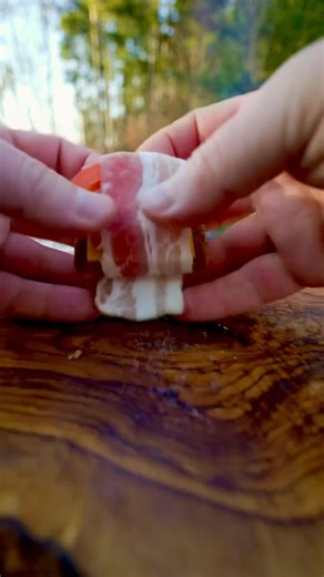 A crispy snack that goes perfectly with a cold beer! 🍺🔥 #crispy #baconlovers #beerlover #snacktime #foodporn #asmrfood | SNAPSHORTS TV