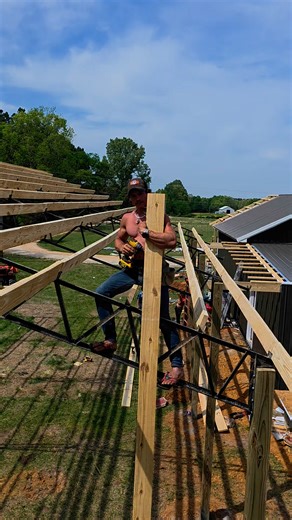 David Daniel Nichols | How to pass screws on the roof | Instagram