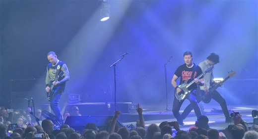 Volbeat hier soir au Zénith avec "By a Monster's Hand", un des titres phares du dernier album.... et ce putain de riff façon motoculteur à 3'15 qui te fait tout oublier. Lien Youtube : https://youtu.be/rGyjjdVL5Tc | Metal Addiction