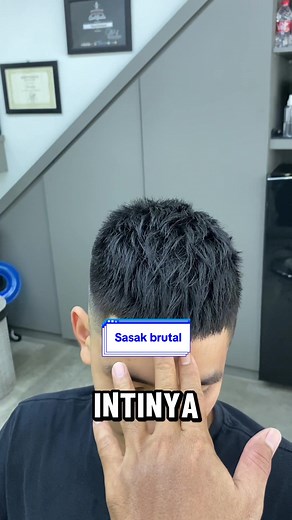 Dipotong pake tehnik sasak brutal ga semua tipikal rambut bisa diginiin YTTA #guntingrambut #potongrambut #guntingsasak #sasakbrutal #barbershopkotawisata #potongrambutdikotawisata #underscorebarbers
