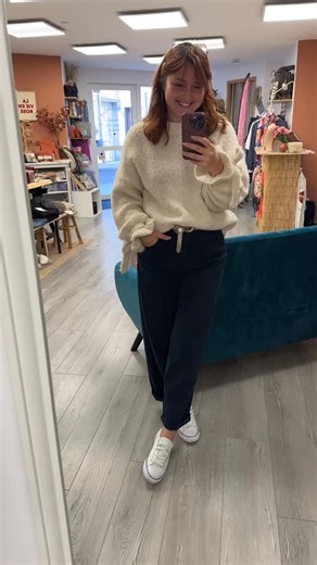 ✨ Pull LuCIOLE ✨ Le plus cocooning de la saison 🤍 Impossible de résister à ses manches ultra canons et leur joli nœud 🎀 🧶 Maille toute douce, chaude & confortable 👗 Taille unique : du 36 au 44 🤍 Couleurs : Écru & Vert amande 🍂 Parfait pour un look cosy & élégant 📌 Composition : ▫️ 40% polyacrylique ▫️ 25% polyamide ▫️ 15% laine ▫️ 20% viscose 🛍️ Disponible sur l’eshop 👉 Lescapricieuses66.com 💕 Et en boutique 📍 3 rue Amiral Courbet 66250 St Laurent de la Salanque 💫 Un indispensable co