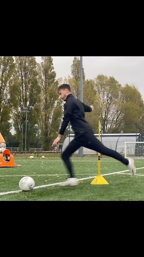 Getting the basics mastered with the Ball Launcher. Setting automatic deliveries can test touch, finishing and volleys 🎯 ⚽️ @benwilding #footballdrills #footballtraining #reels #howsyourtouch | Ball Launcher